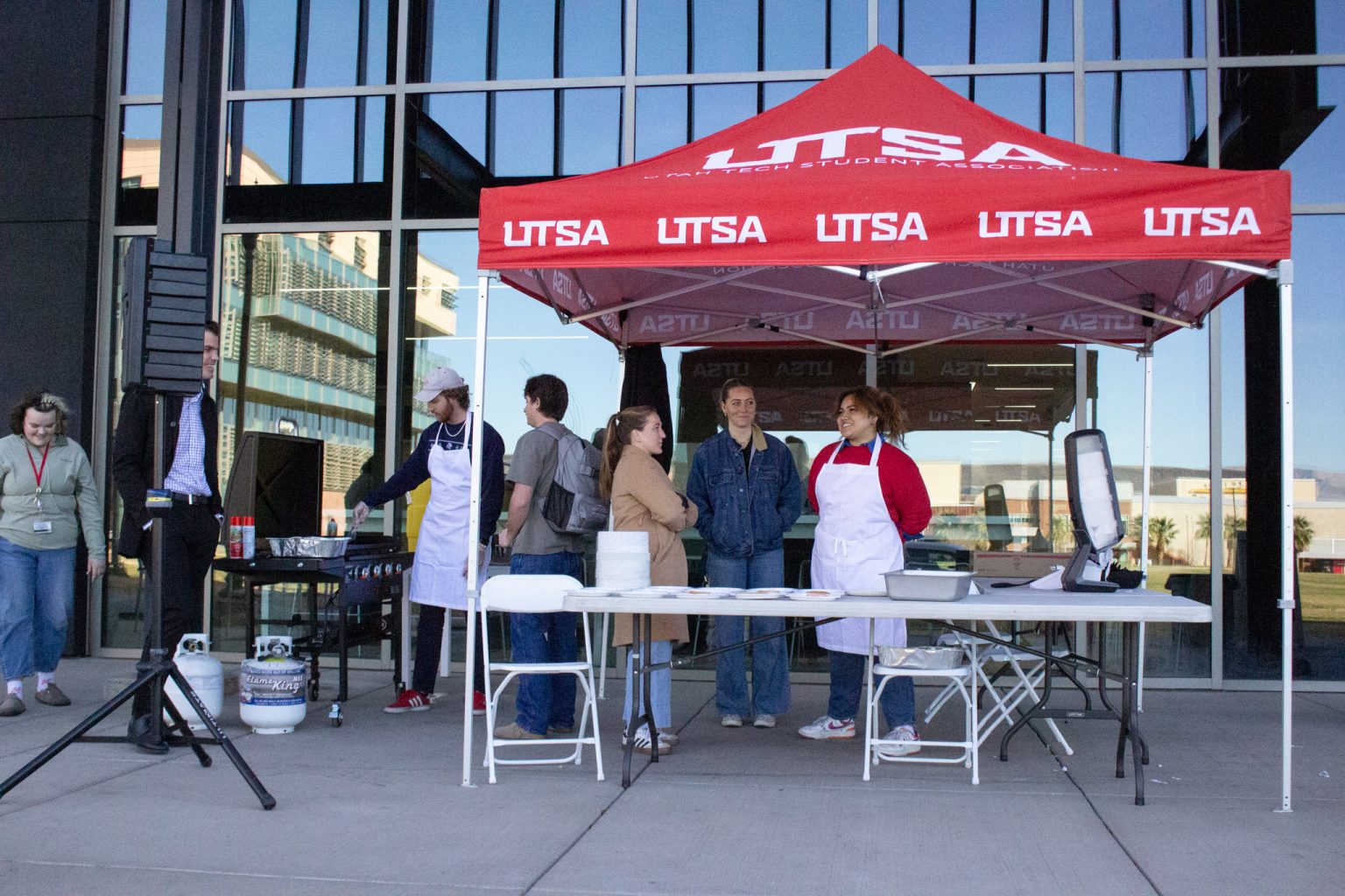 UTSA president connects with students at Pancakes with the President ...